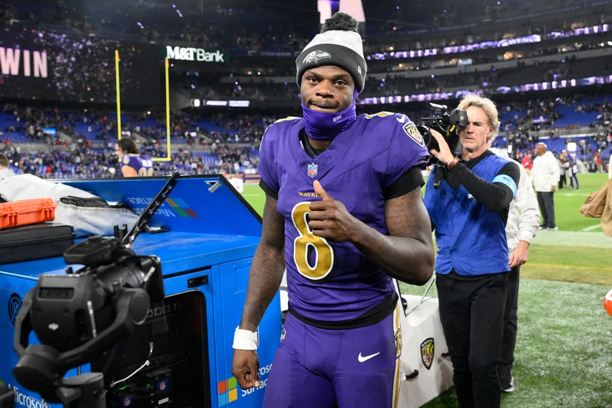 Lamar Jackson's bizarre outfit choice sparks internet mockery ...