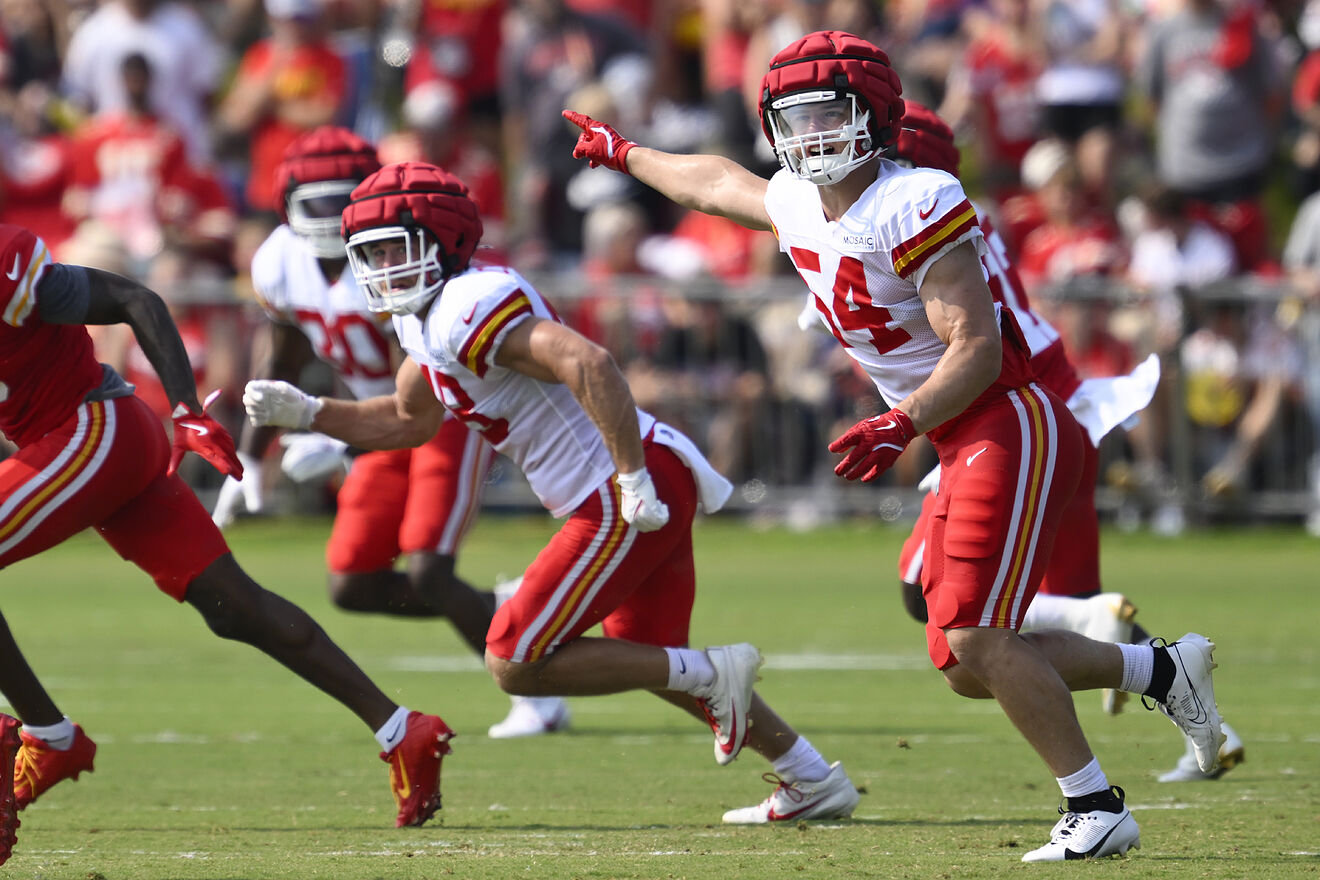 Chiefs player steals show with amazing one-handed catch at training ...