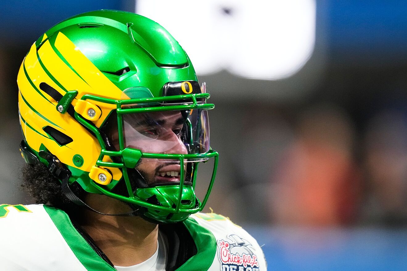 Moore surprises NFL and will stay with Ducks until 2027 Draft | Marca