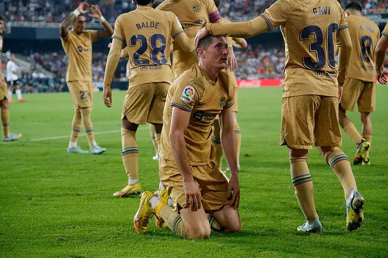 Valencia vs Barcelona | LaLiga: Lewandowski pops up in stoppage time to ...