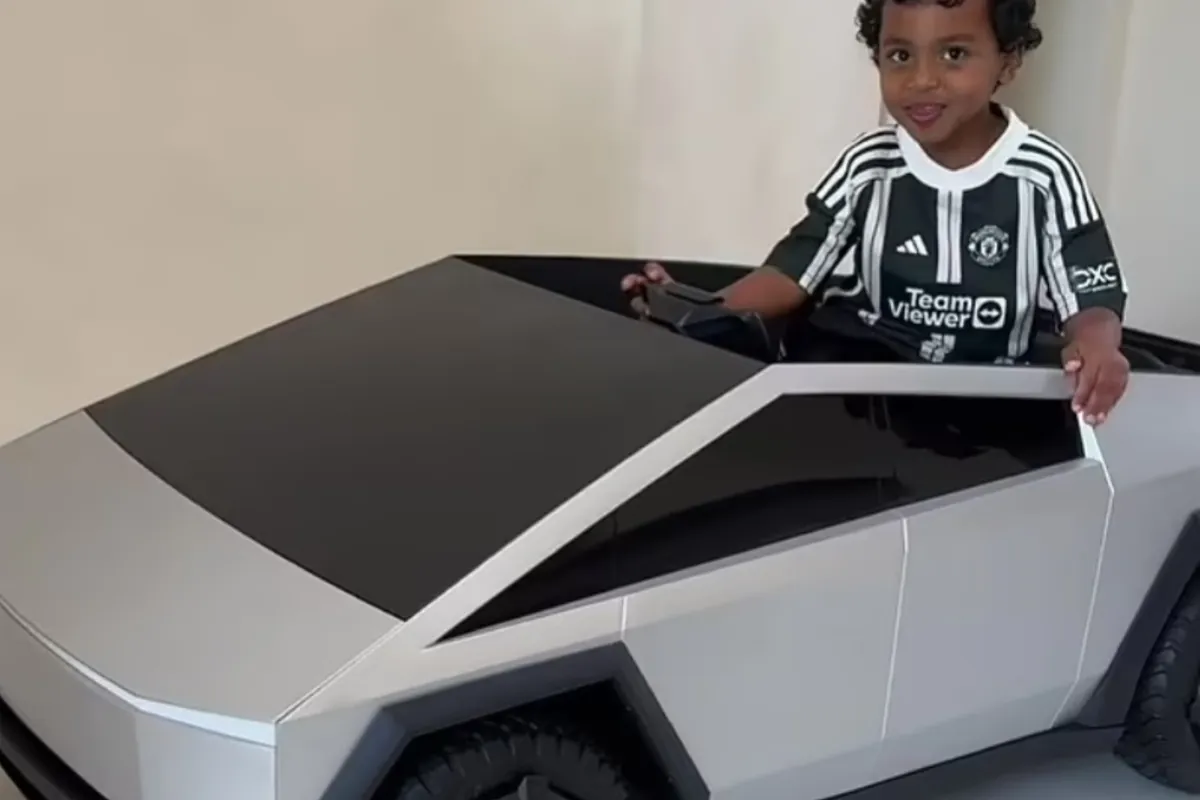 Kris Jenner gifts the son of Kim Kardashian a Toy Tesla Truck | Marca