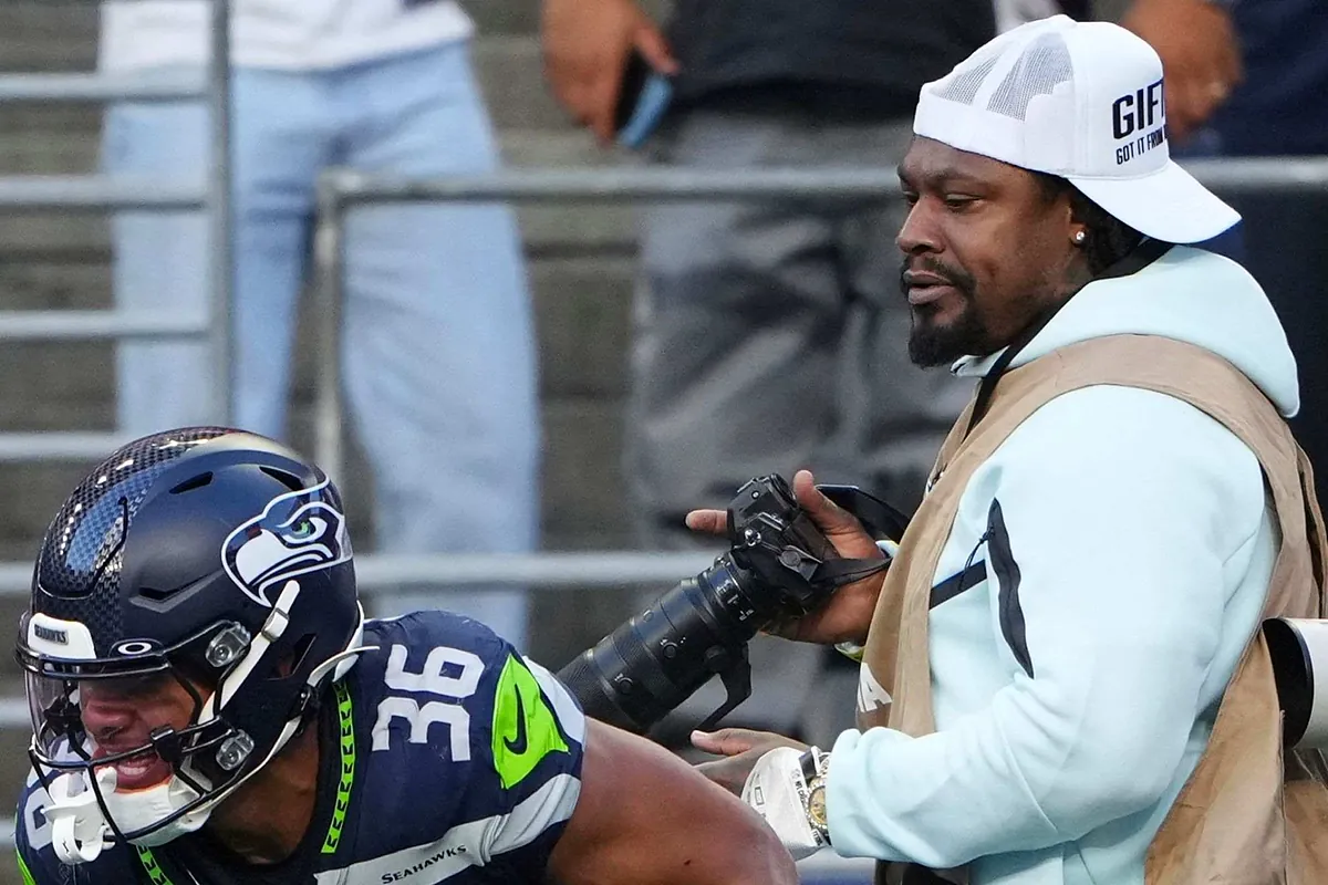 Marshawn Lynch elbows a Seahawks running back and fans celebrate it ...