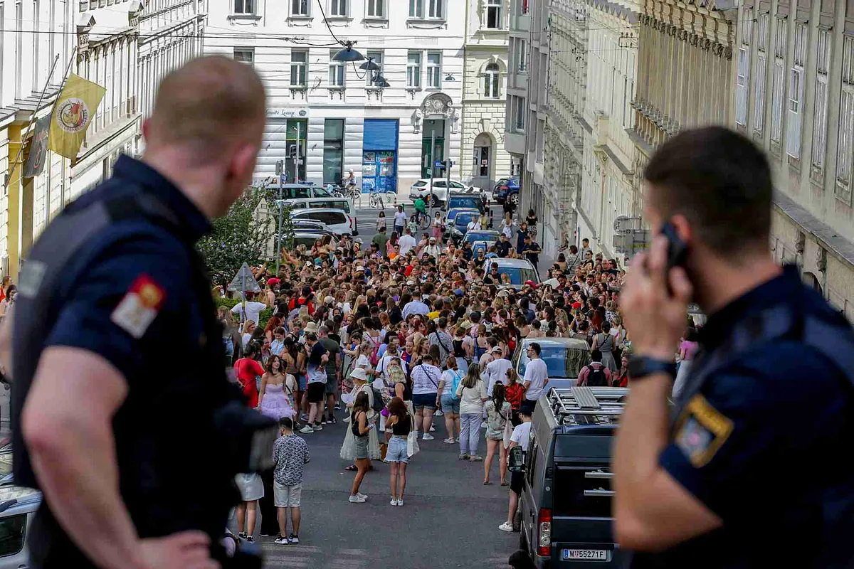 Swifties strike back at Taylor Swift terrorist with risky public ...