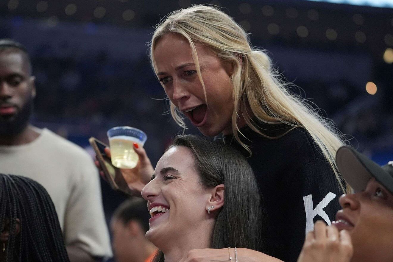 Caitlin Clark hilarious reaction after Sophie Cunningham whispers ...