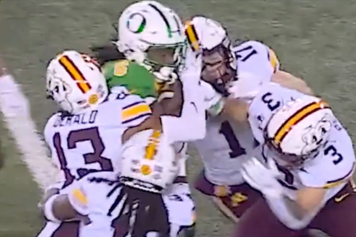 Ducks player powers through tackles before wild end-zone juggle | Marca