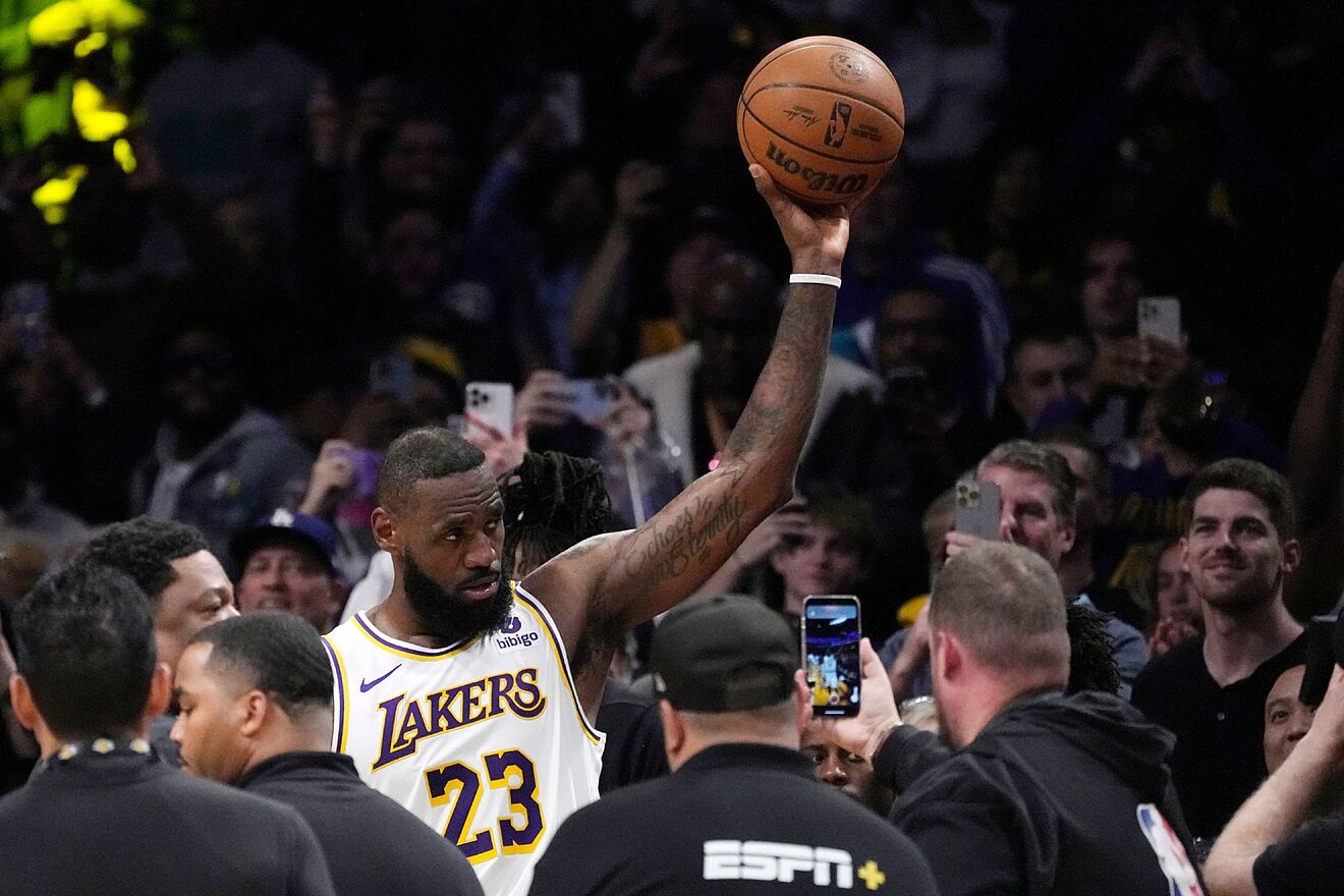 LeBron James scores easiest shot in basketball to reach 40,000 career ...