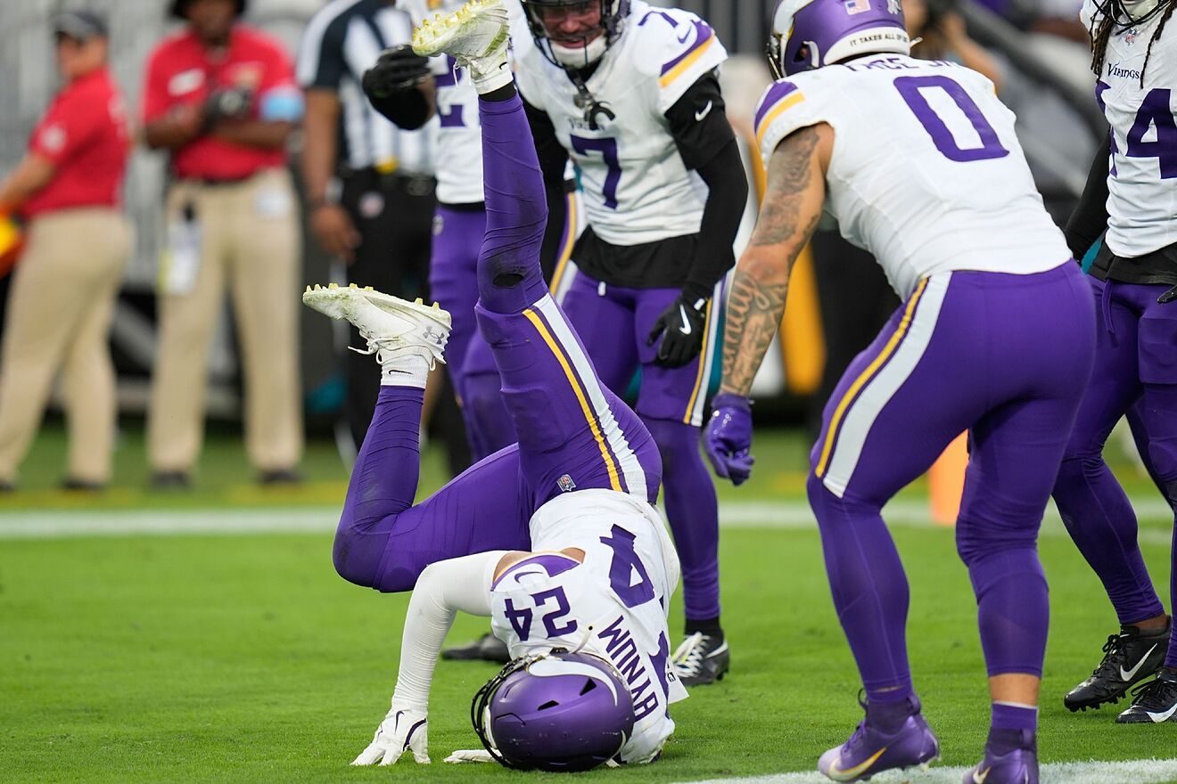 Minnesota Vikings Camryn Bynum recreates the infamous Raygun dance and ...