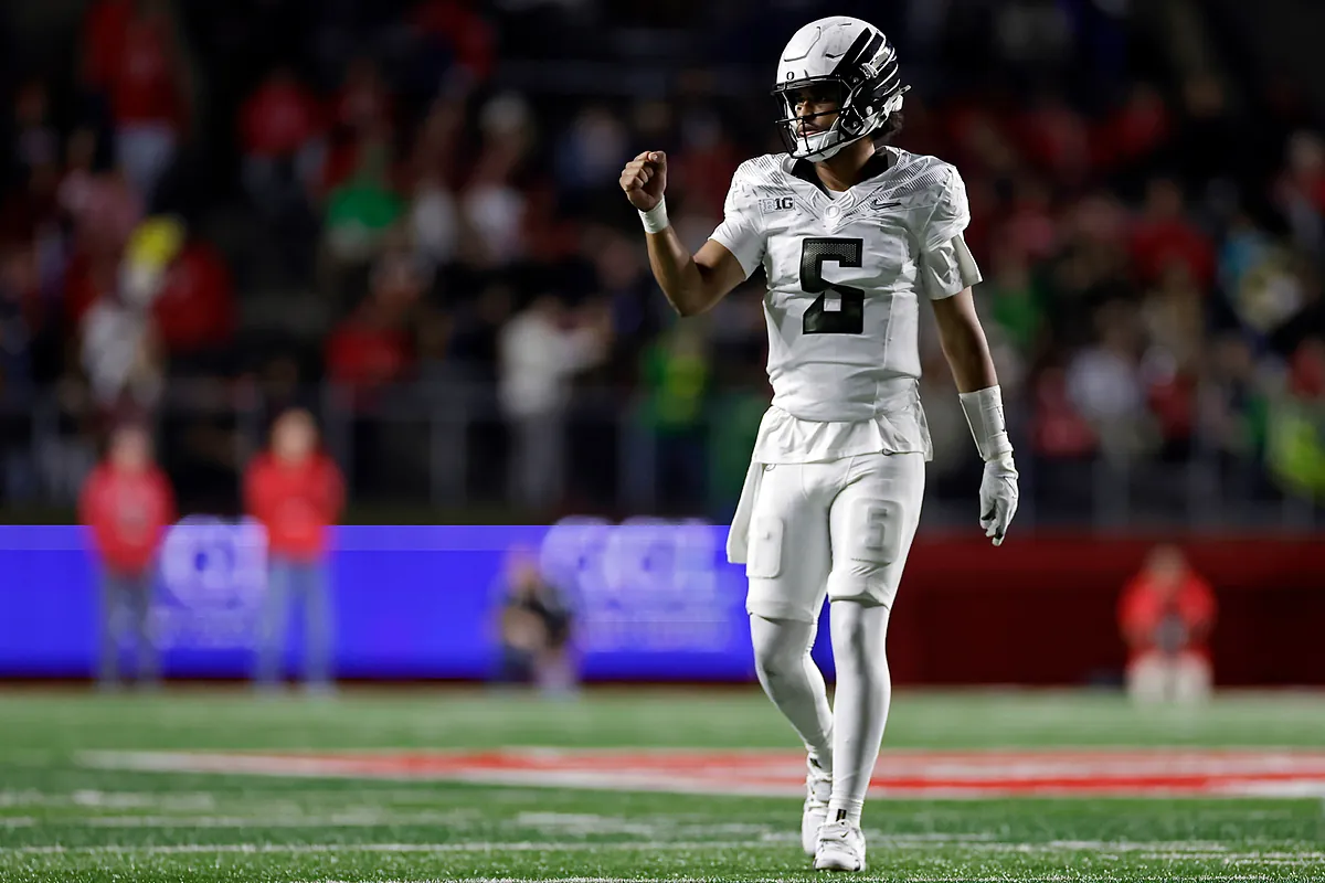 Patrick Mahomes shocks fans by picking Oregon's Dante Moore over ...
