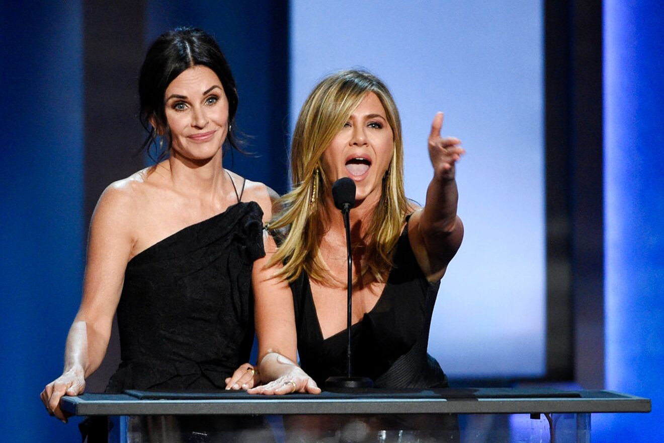 Jennifer Aniston and Courteney Cox stun fans with sister-like selfie ...
