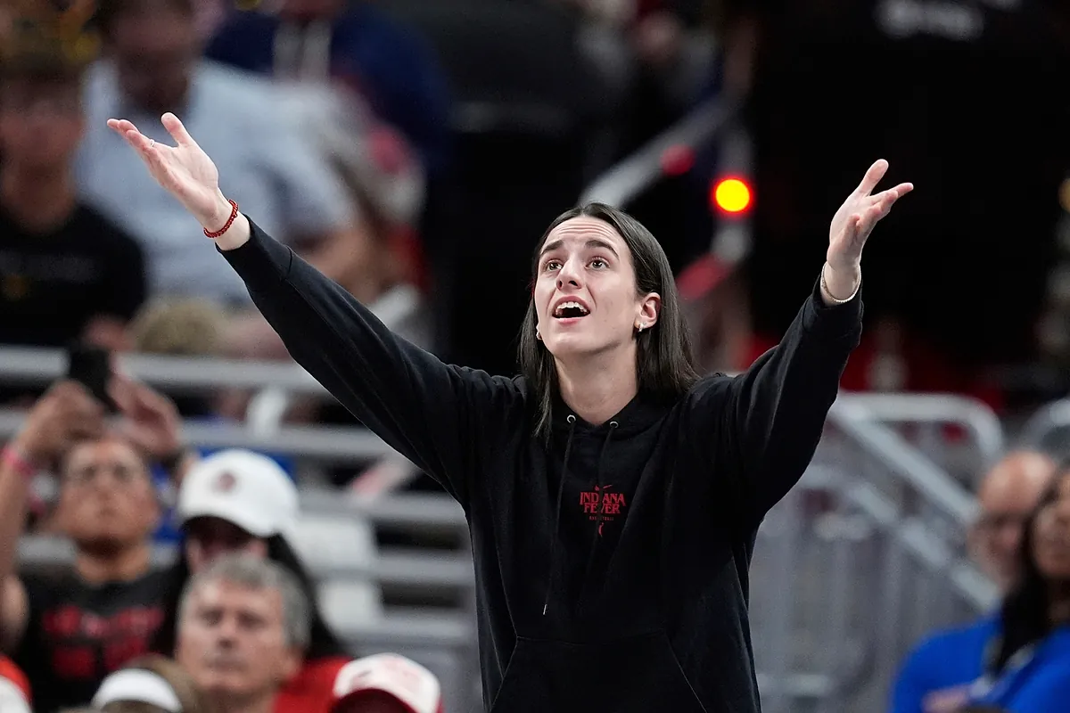 Caitlin Clark gets angry at the referees and yells at them despite not ...