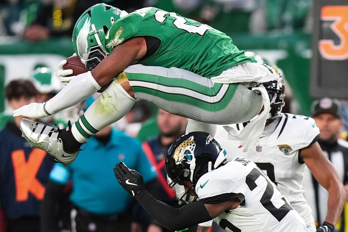 Saquon Barkley makes an insane jump against the Jacksonville Jaguars that makes defenders look ...