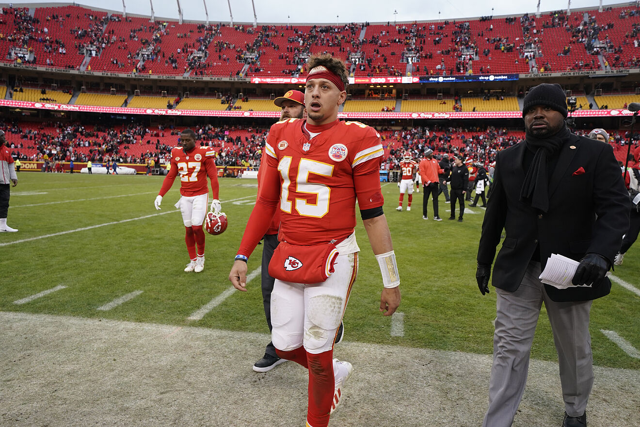 Patrick Mahomes takes the pressure off by playing his worst football ...