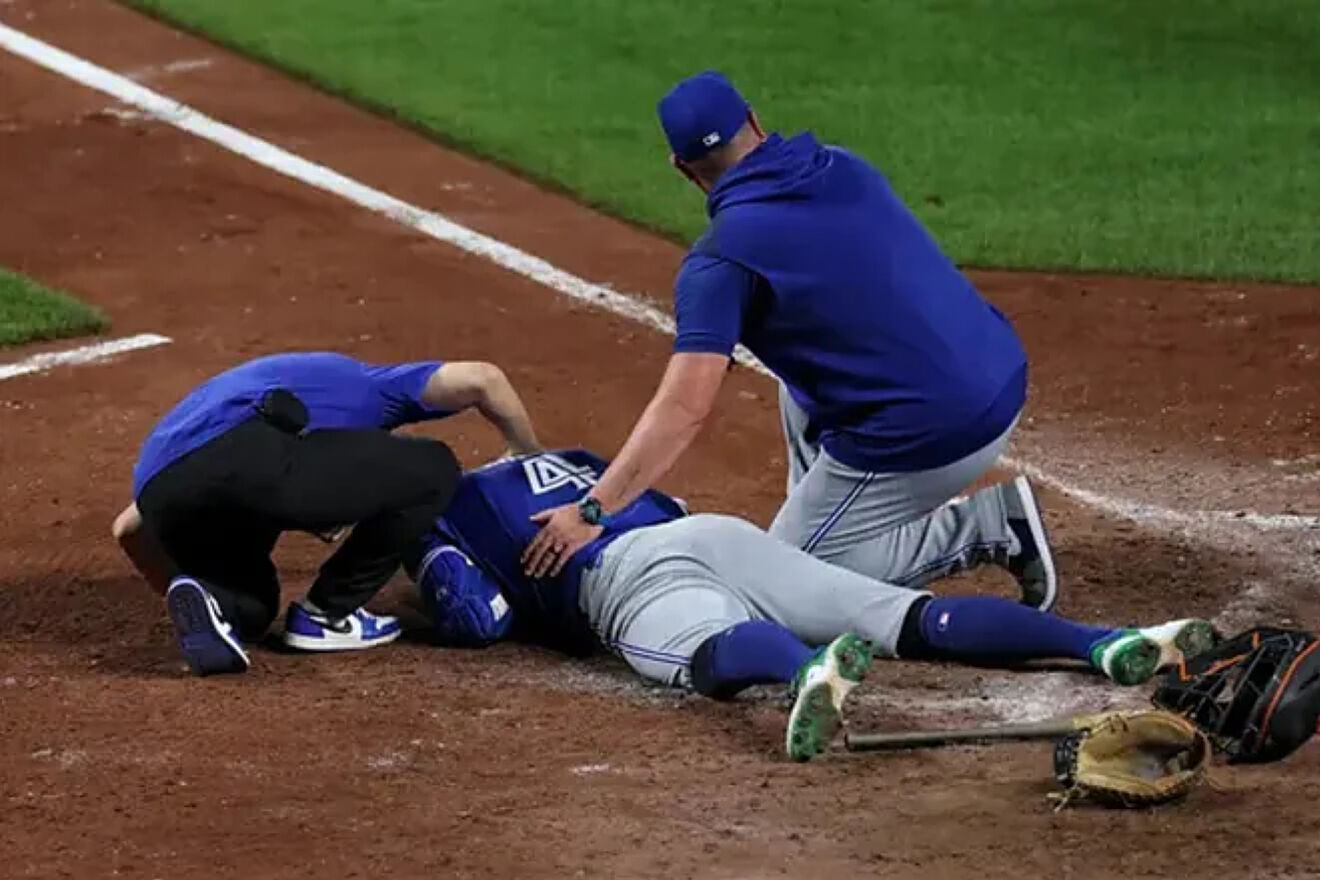 Dramatic ball hit by Kade Strowd to George Springer's head during ...