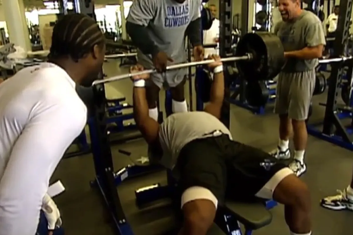 Larry Allen bench press: the historic moment when the former Cowboys ...