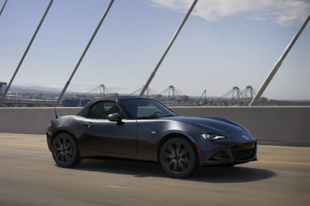 Test Drive: 2025 Mazda MX-5 Miata Club - The Sports Car That Refuses to Go Digital | Marca