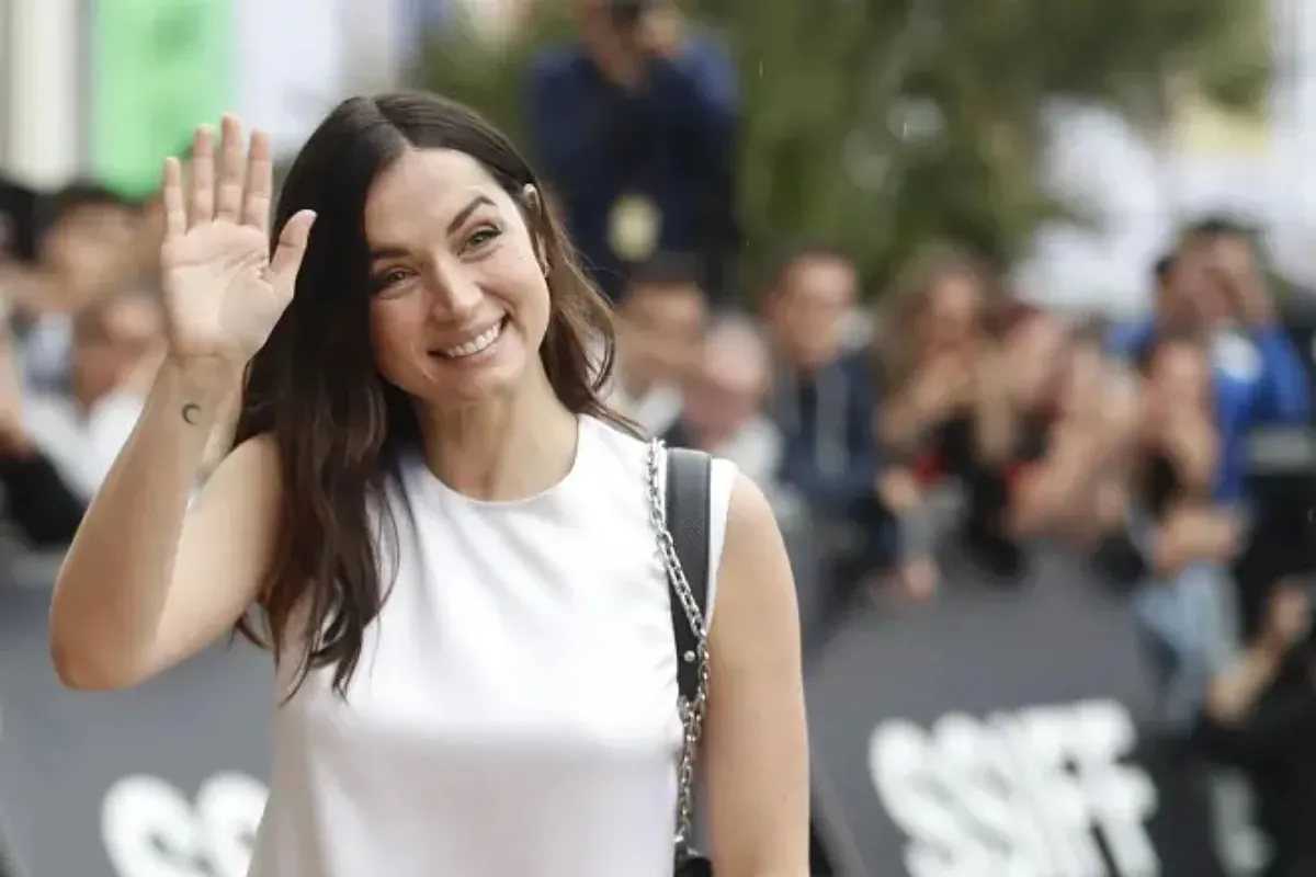 Ana de Armas steals the spotlight after her interaction with Lewis ...