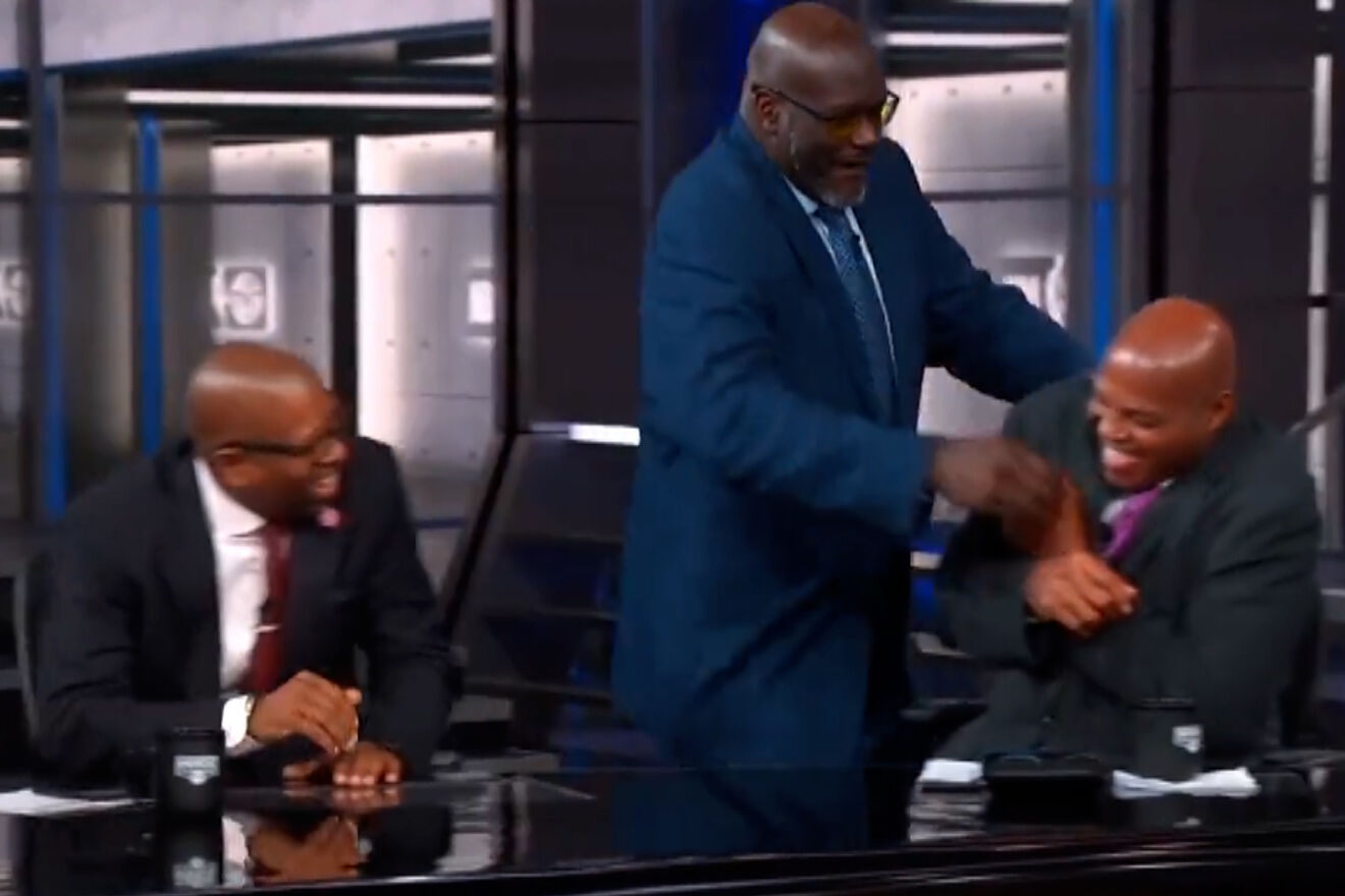 Shaquille O'Neal puts Charles Barkley in a headlock as they poke fun at ...