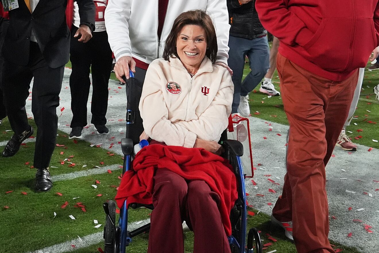 Fernando Mendoza's mom reaction after his spectacular touchdown will do ...