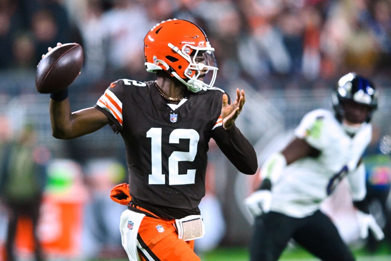 The fans went wild when Shedeur Sanders made his NFL debut with the ...