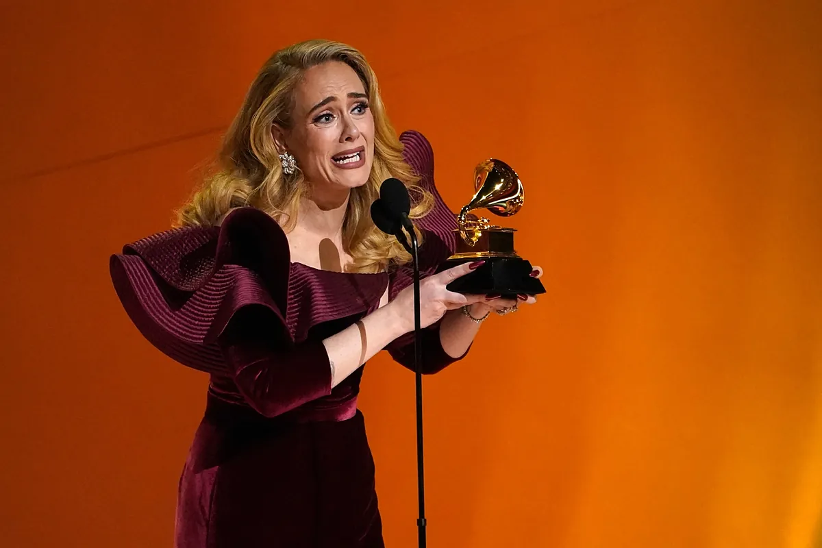 Adele shows off her bloated belly after eating Chinese food and ...