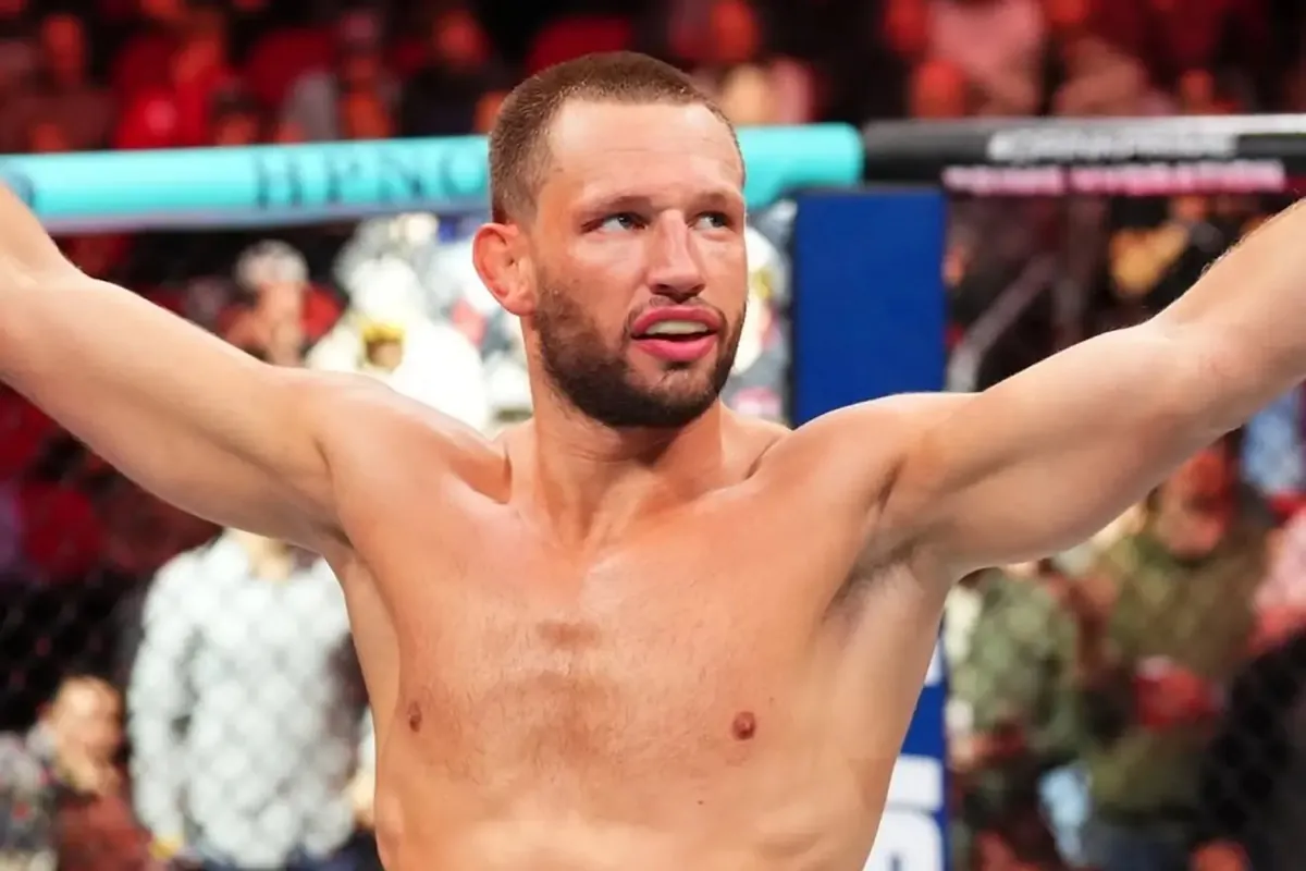 De Ridder remains undefeated in the UFC after beating Whittaker at UFC ...