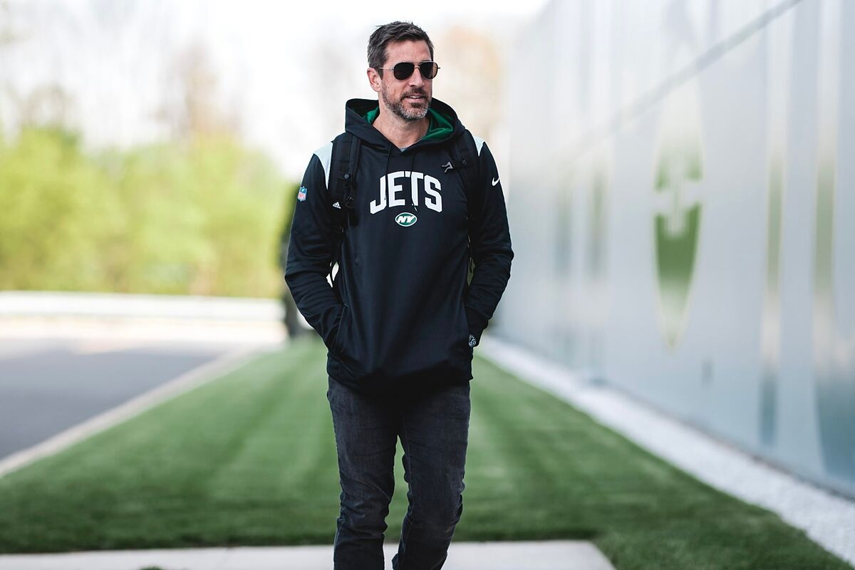 Aaron Rodgers: Jets owner Woody Johnson welcomes the quarterback to the ...