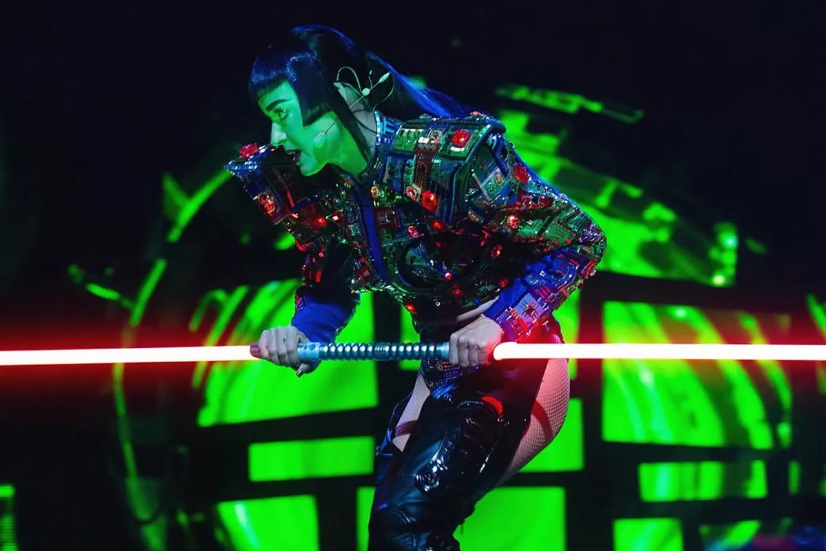 Katy Perry left the audience with many questions after her concert in ...