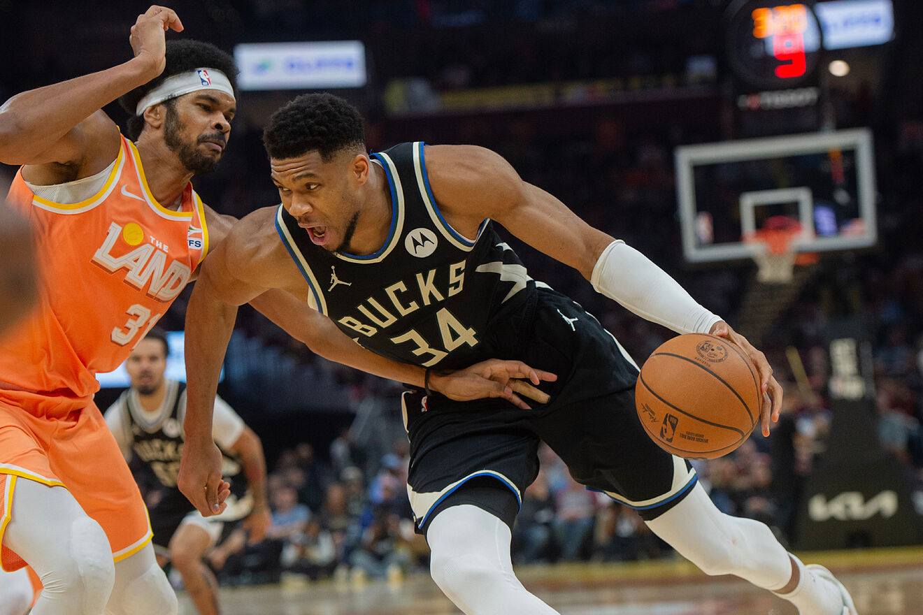 Giannis Antetokounmpo undergoes tests after suffering injury blow ...
