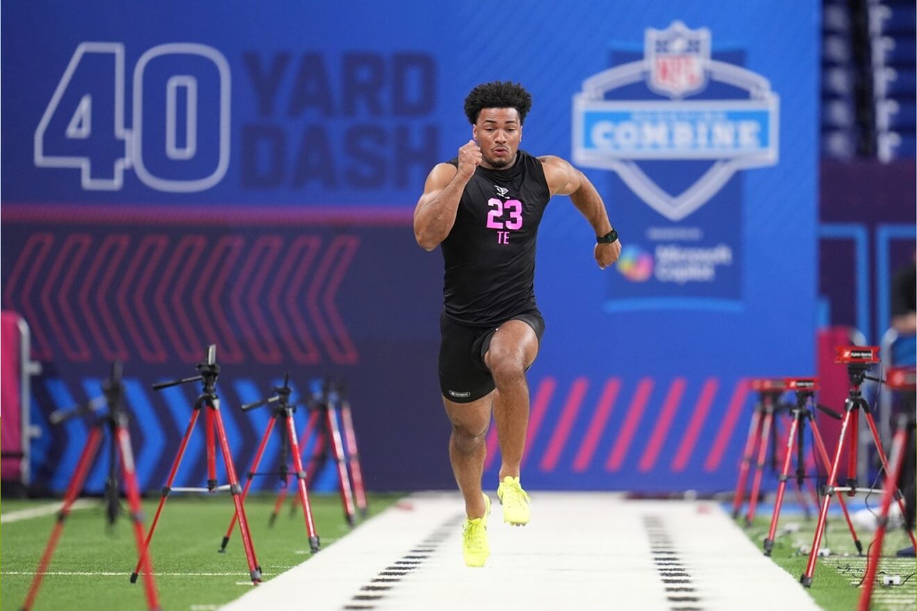 Who is Kenyon Sadiq, the Oregon Ducks tight end who broke the 40-yard ...