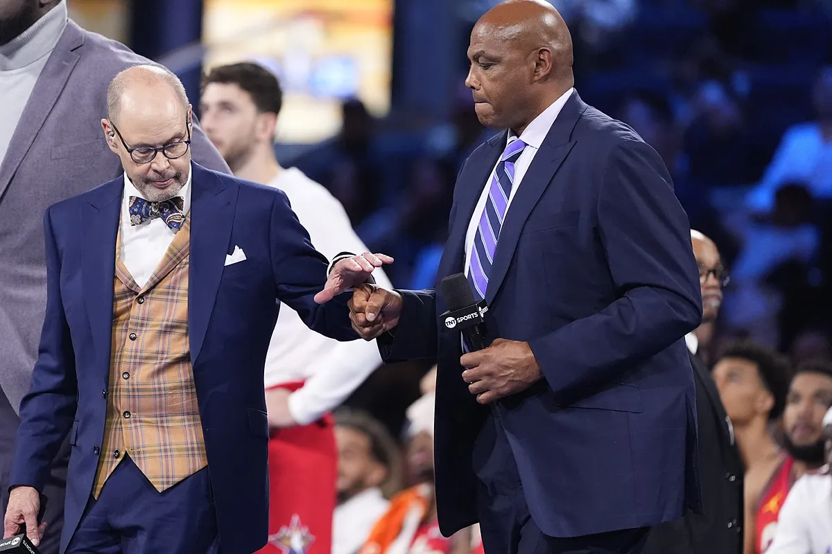 Charles Barkley has to defend himself by throwing up middle fingers ...