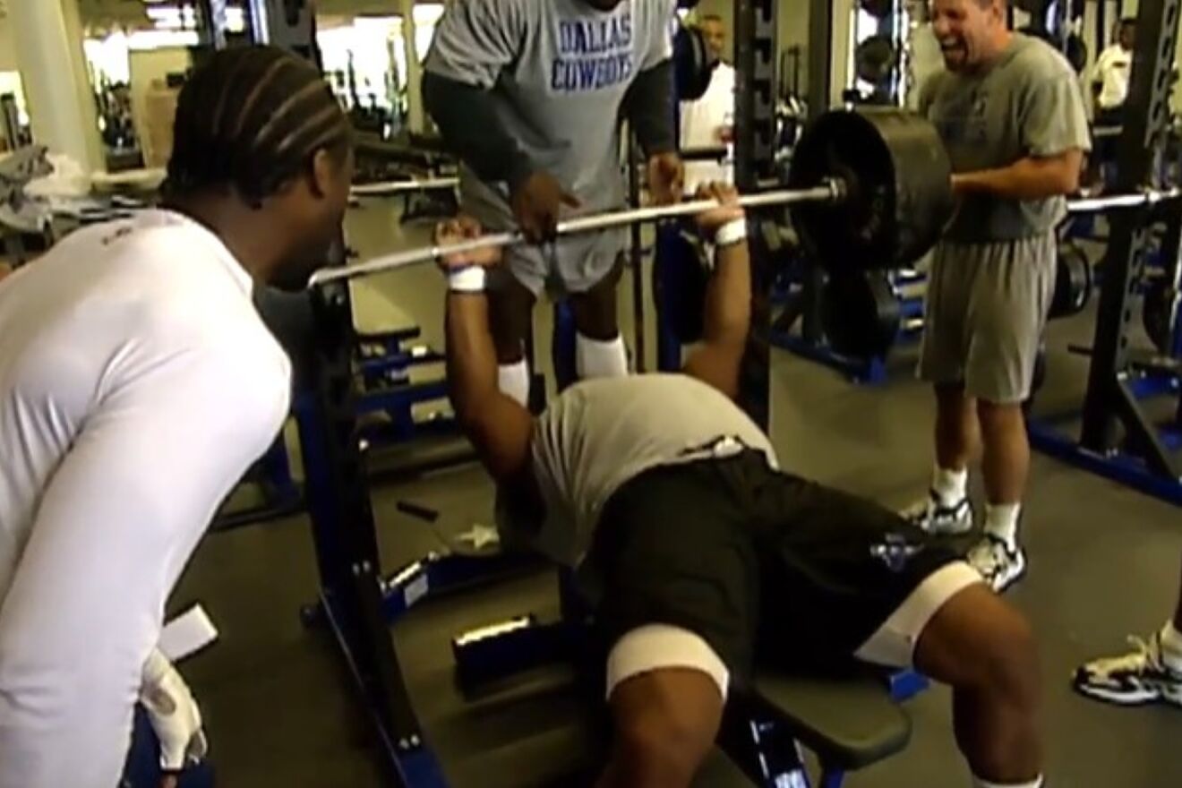 Larry Allen bench press: the historic moment when the former Cowboys ...