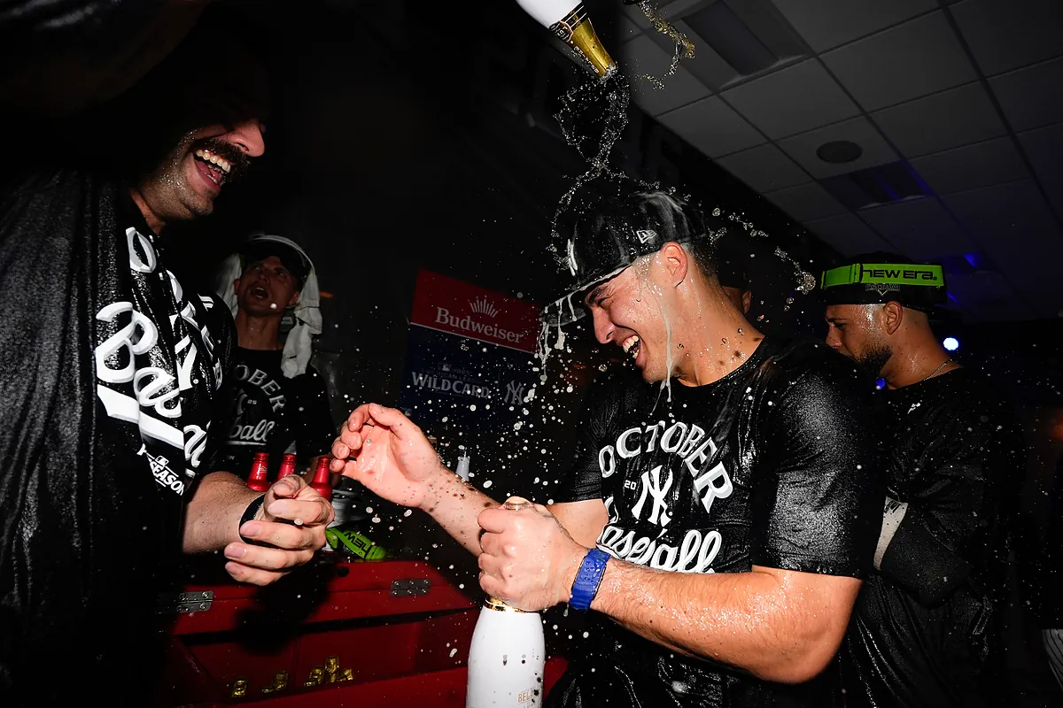 Anthony Volpe and Elle Jowett enjoy Yankees' postseason victory ...