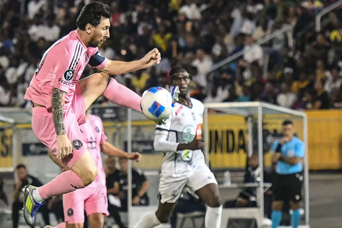 Messi jersey sweat becomes a monument during an improvised photo ...