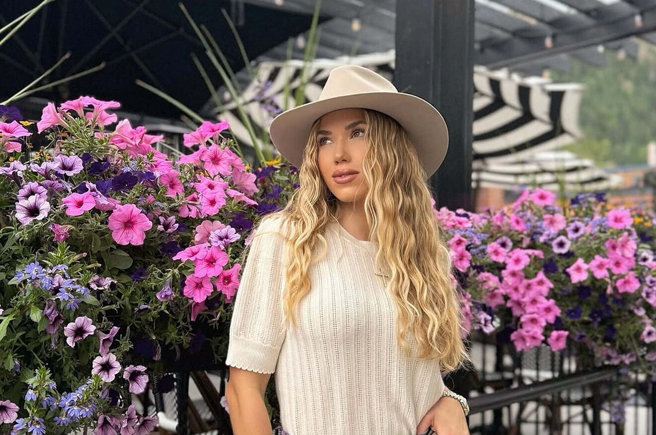 Kansas City Chiefs heiress Gracie Hunt joins viral trend with stunning ...