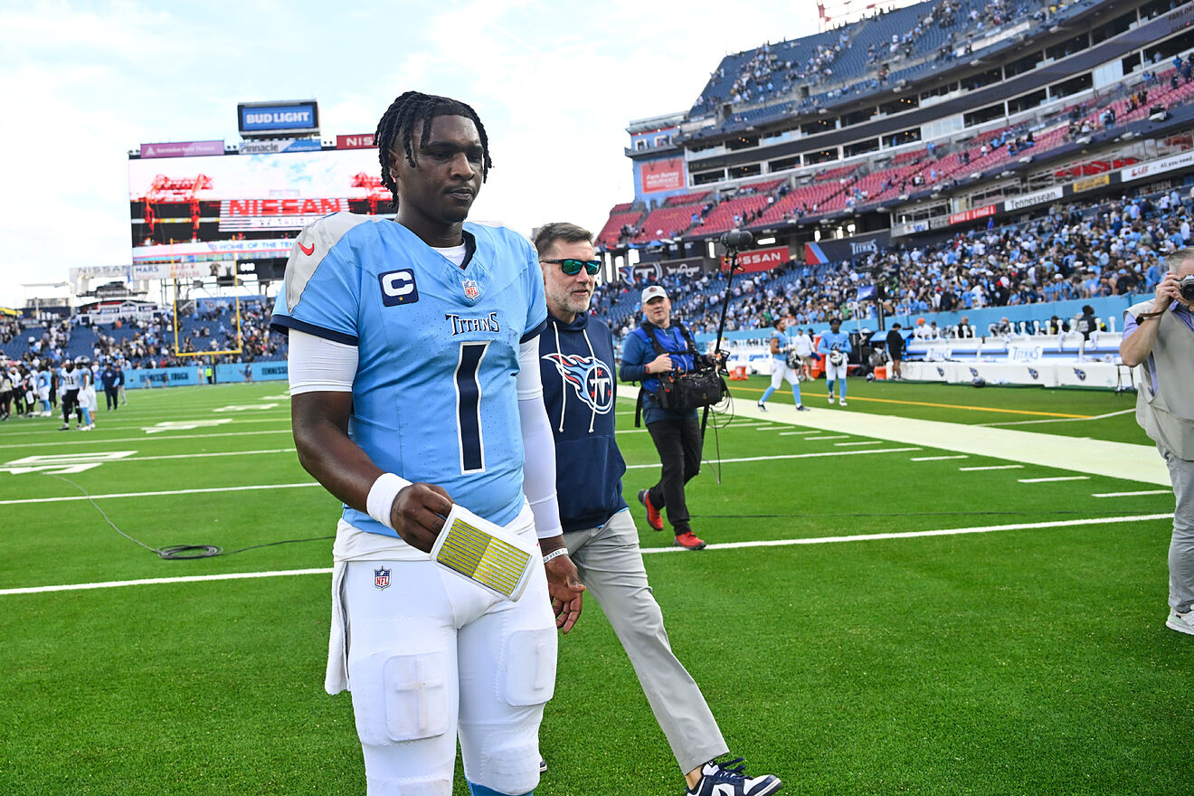 Titans rookie QB Cam Ward endures Simmons' good-natured ribbing | Marca