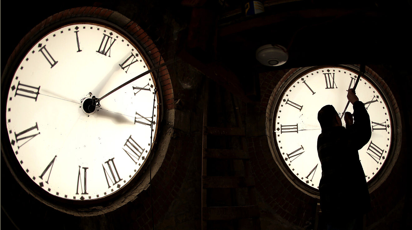 Do clocks go forward or backwards this daylight savings weekend? | Marca