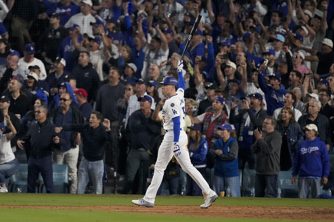 Dodgers fan makes incredible catch of Yankees' home run and sparks a ...