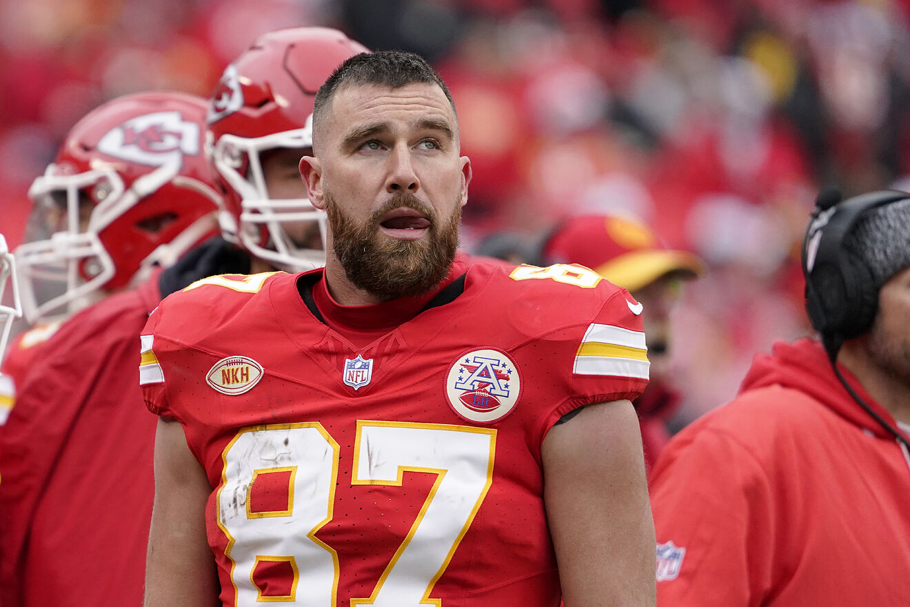 Travis Kelce's desolate image on the Chiefs bench becomes the subject ...