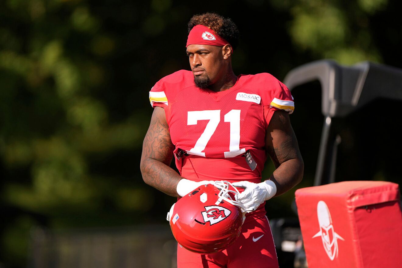 Clark Hunt addresses Josh Simmons' absence and the mystery surrounding ...