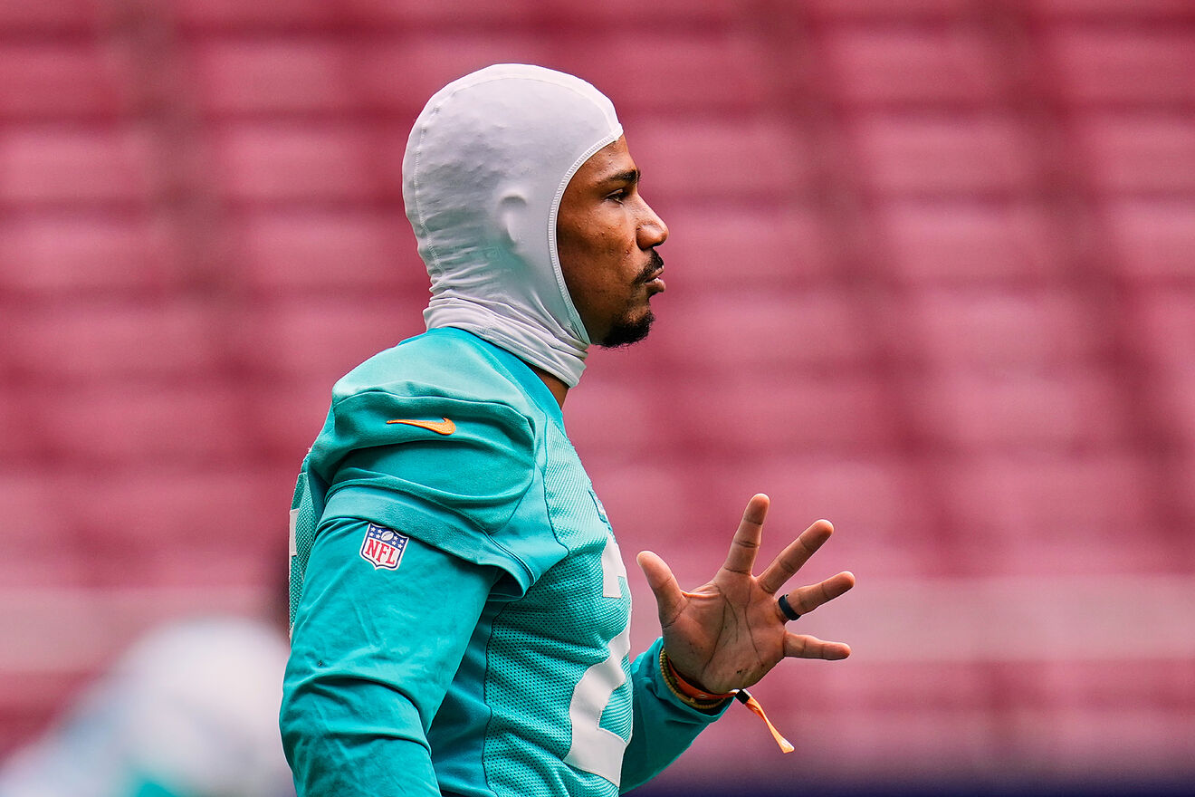 Jack Jones wins over Bernabeu crowd by celebrating crucial interception ...