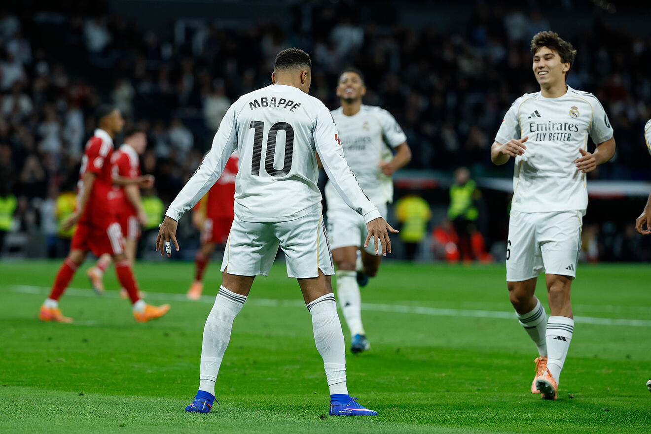 Kylian Mbappé celebrates like Cristiano Ronaldo after equaling his ...
