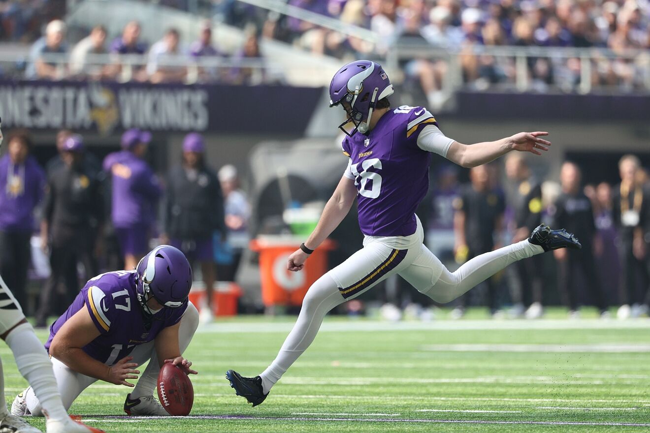 Vikings kicker Will Reichard robbed of game-tying field goal attempt by ...
