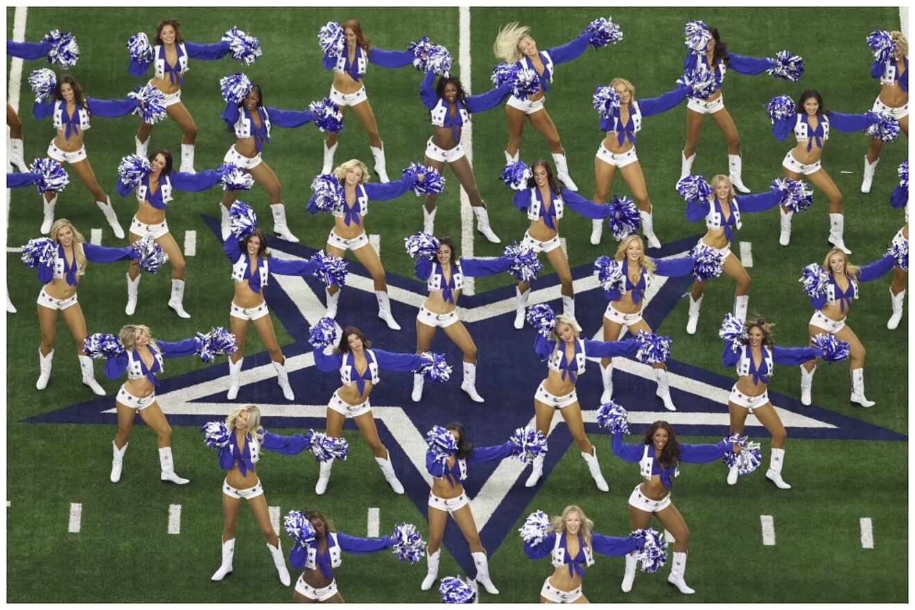 Dallas Cowboys Cheerleaders spread holiday cheer with a festive ...