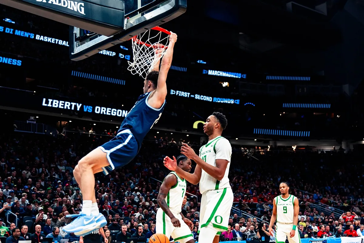 Not all NCAA refs are bad: Beautiful moment with Liberty player ...