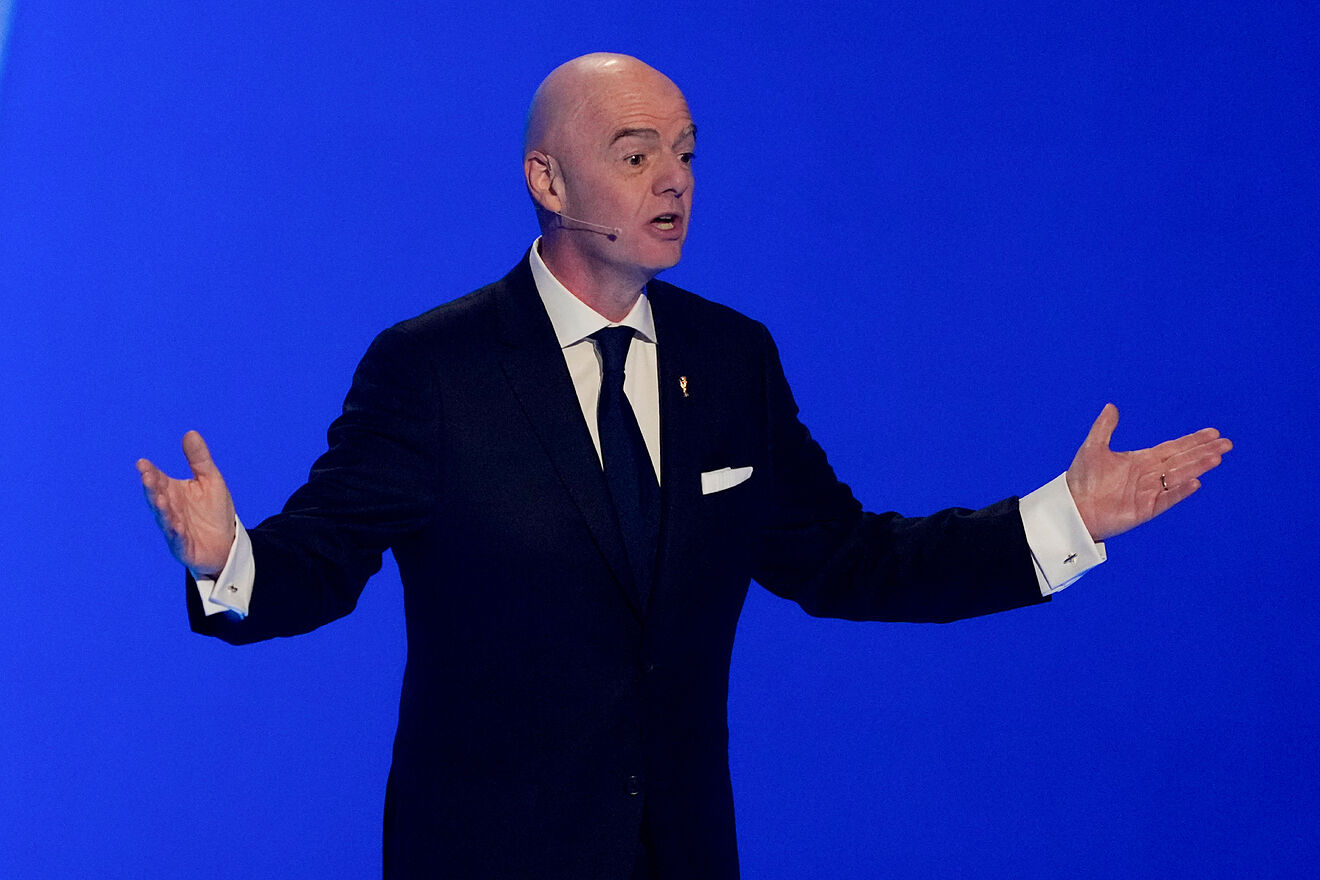 Gianni Infantino showed up fully dressed to support the Patriots | Marca