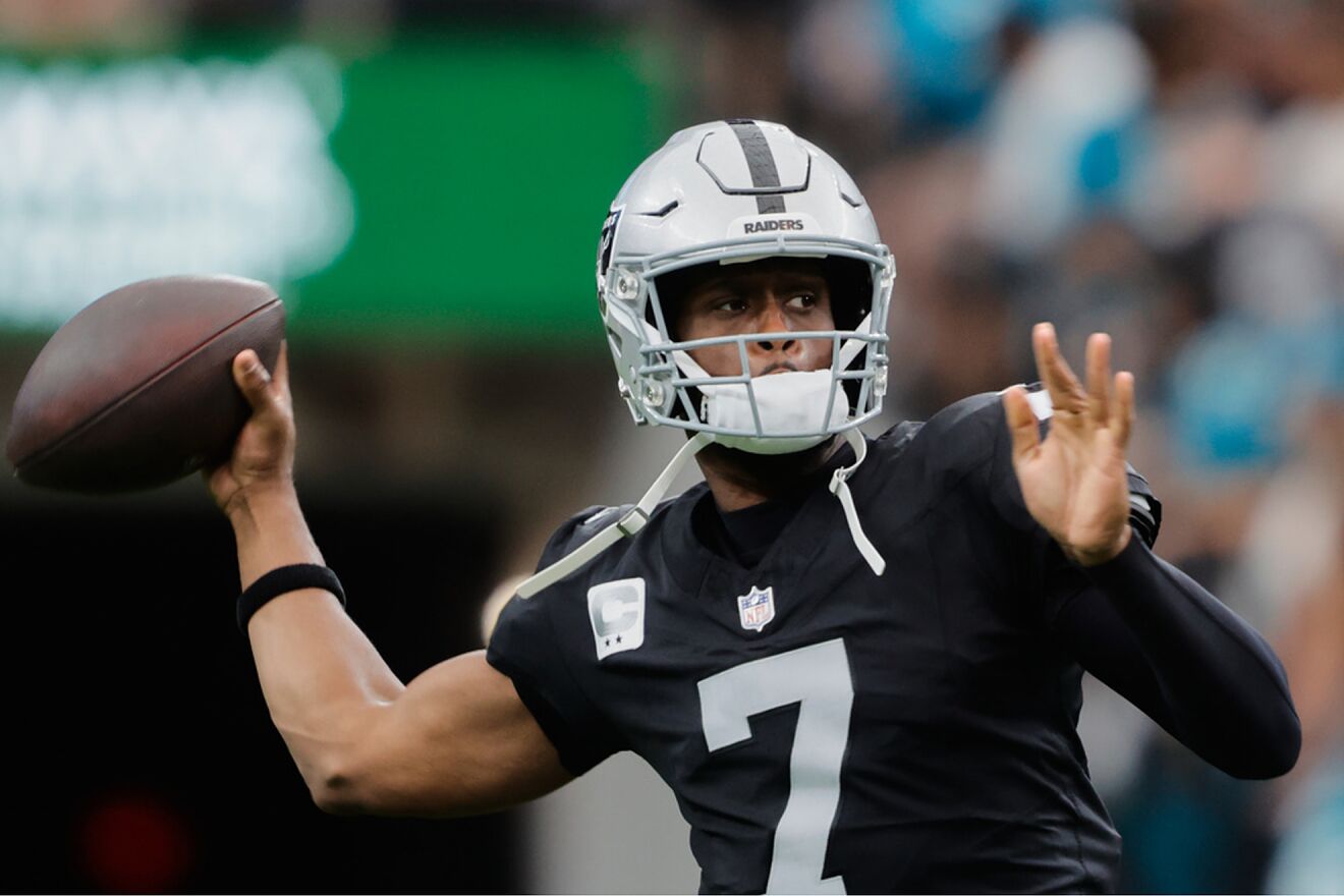 Geno Smith flips off Raiders fans as tensions erupt, Tom Brady might be ...