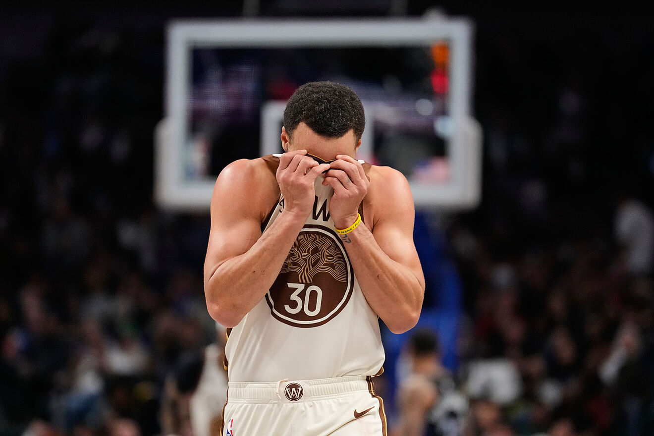 Steph Curry bench gestures might suggest he is done with the Warriors ...