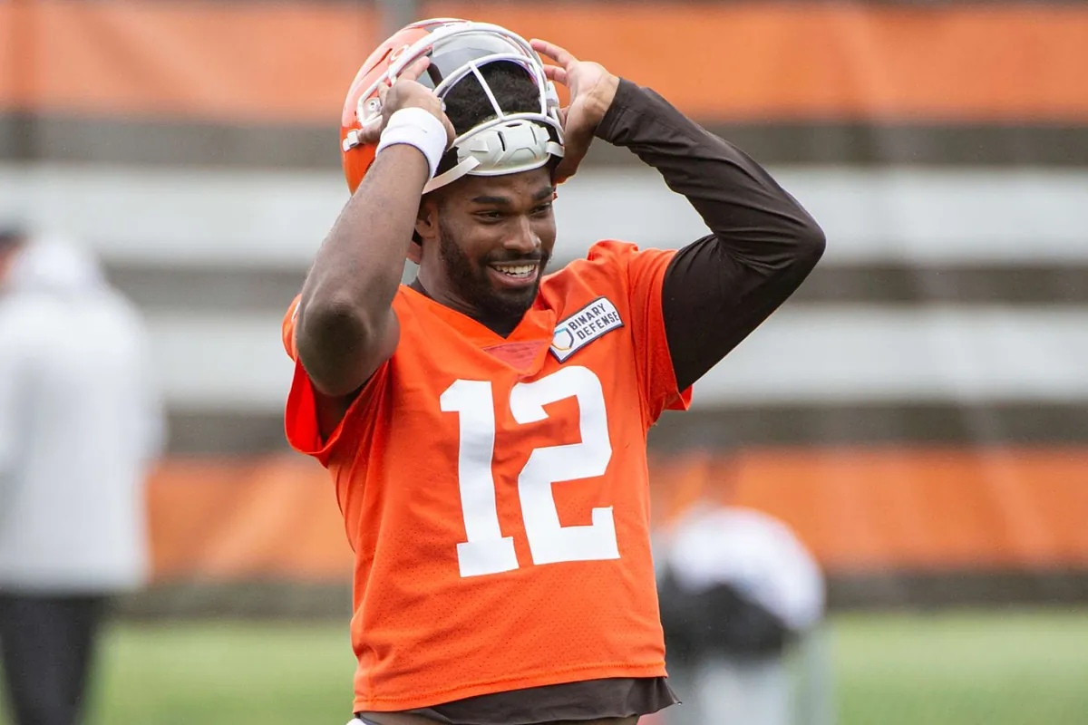 Shedeur Sanders' awkward mime act overshadows the Browns' quarterback ...