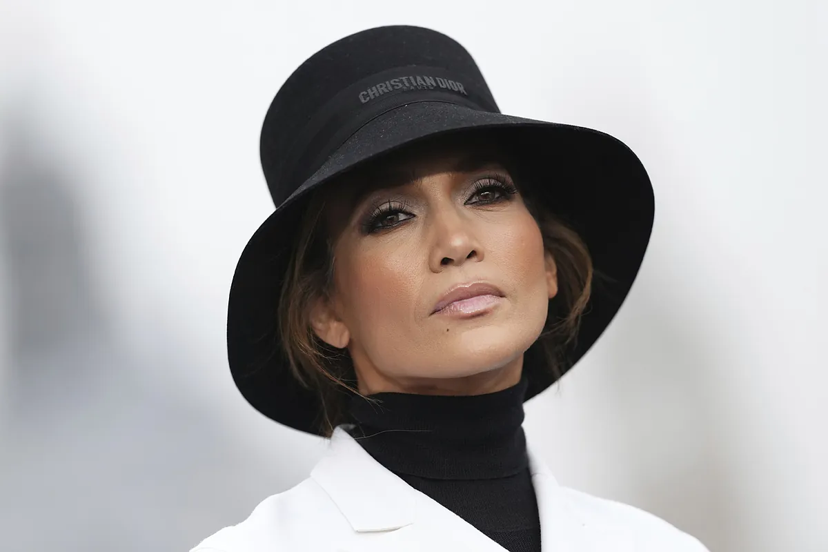 Jennifer Lopez recreates Alison Hayes' pose in 'Attack of the 50ft ...