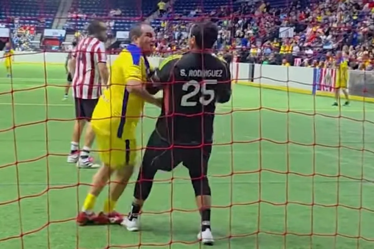 Cuauhtemoc Blanco gets violent and hits goalkeeper in America vs Chivas ...